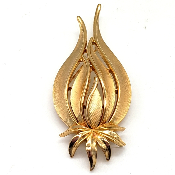 Trifari | Jewelry | Vintage Crown Trifari Gold Tone Flower Blossom ...